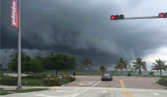 El Huracán Matthew Comenzó Su Peligrosa Marcha Por La Costa Este De